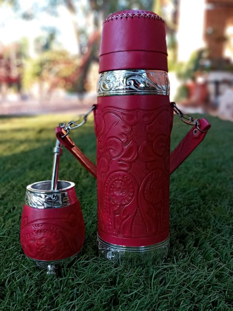 TERMO DE MATE REPUJADO CON DETALLES DE PLATA - Artipiko